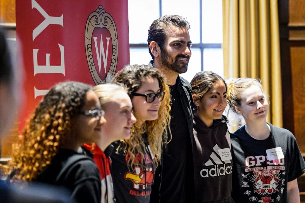Deaf actor, activist Nyle DiMarco connects with deaf students in ...