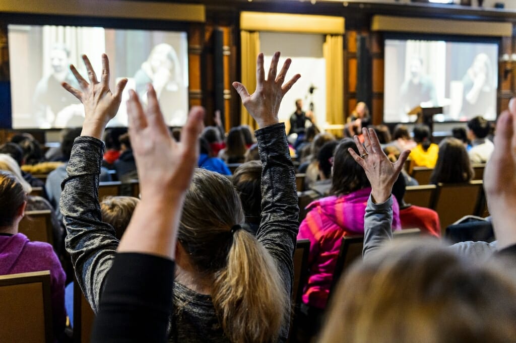 Deaf actor, activist Nyle DiMarco connects with deaf students in ...