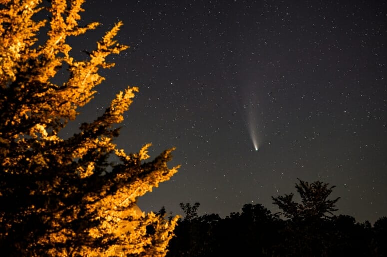 Comet watching at Pine Bluff – UW–Madison News