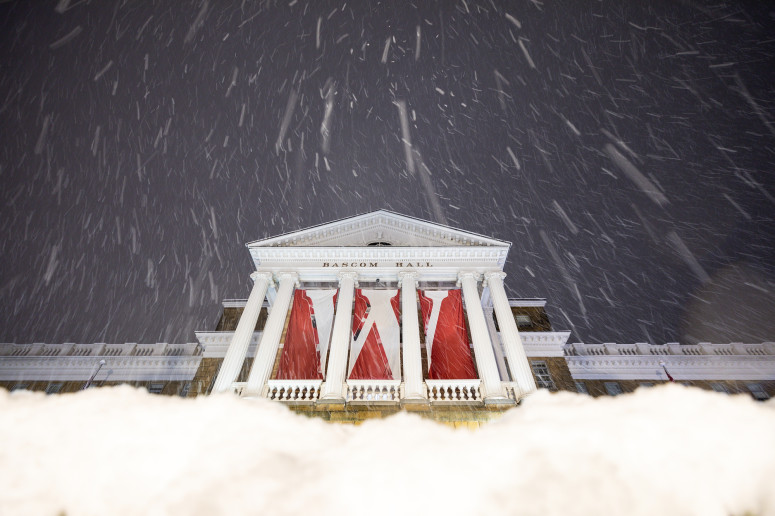 (Snow)flaking out on Bascom Hill – UW–Madison News