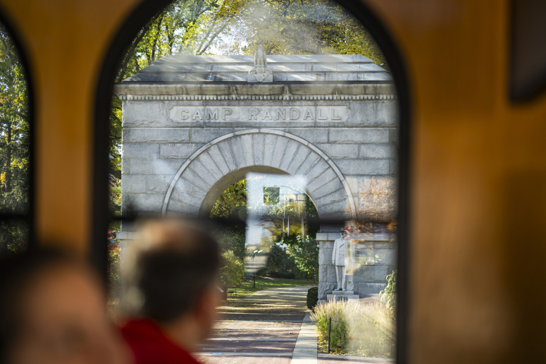Retired staff, alumni lead campus tours for new UW–Madison employees ...
