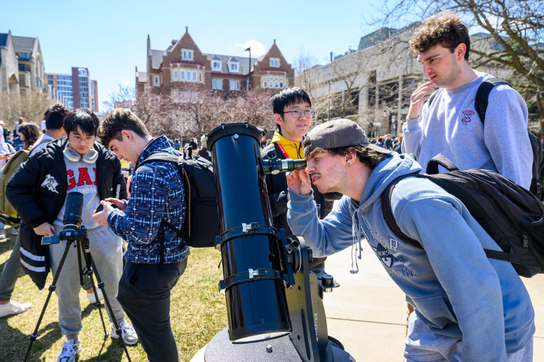 Eclipse throws shade, delighting campus – UW–Madison News – UW–Madison