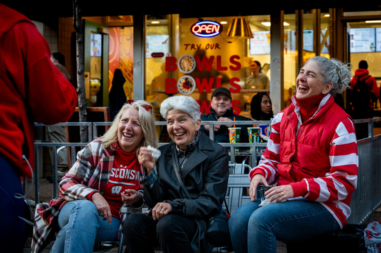 Badger pride on the march during Homecoming Parade – UW–Madison News