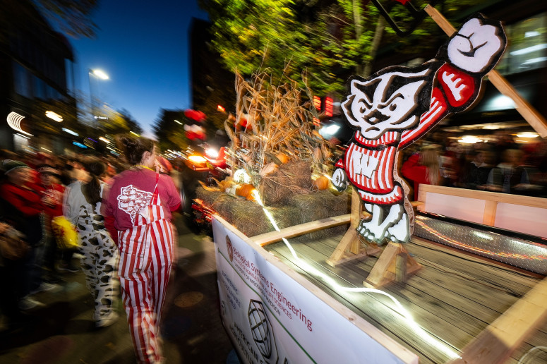 Badger pride on the march during Homecoming Parade – UW–Madison News