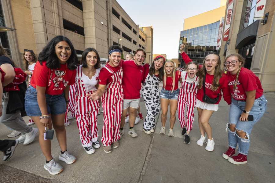 Badger football returns under the lights, in the best college football ...