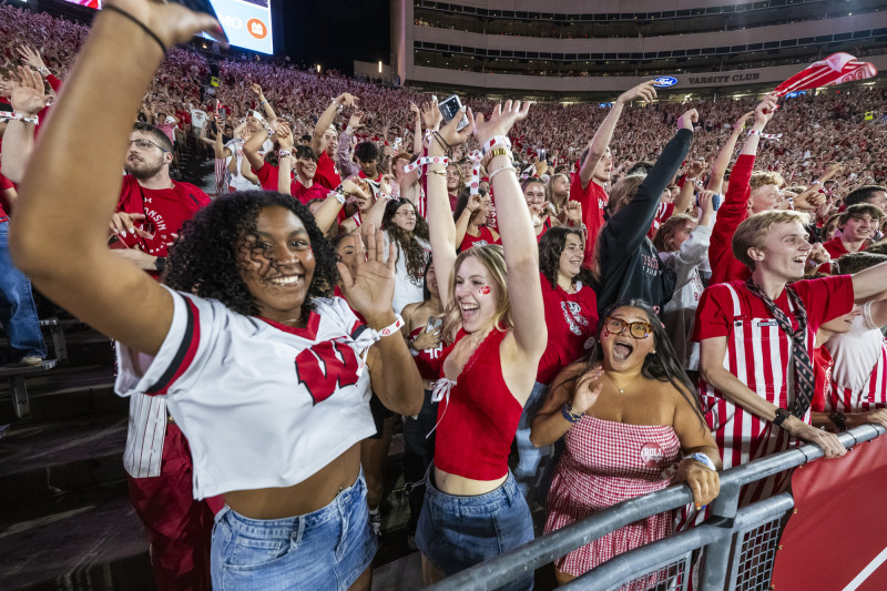 Badger football returns under the lights, in the best college football ...